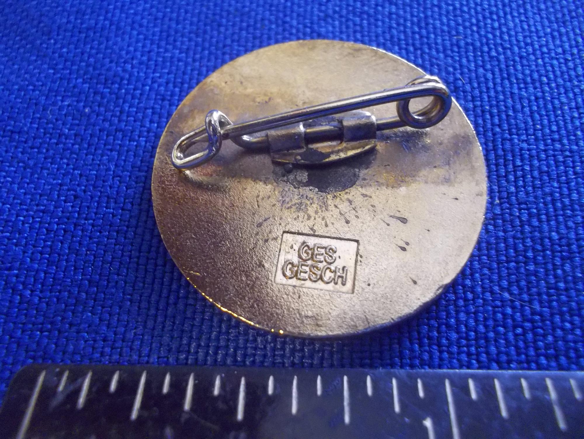 Pincollector: 1936 Berlin Red Round Pin With Nazi Symbol