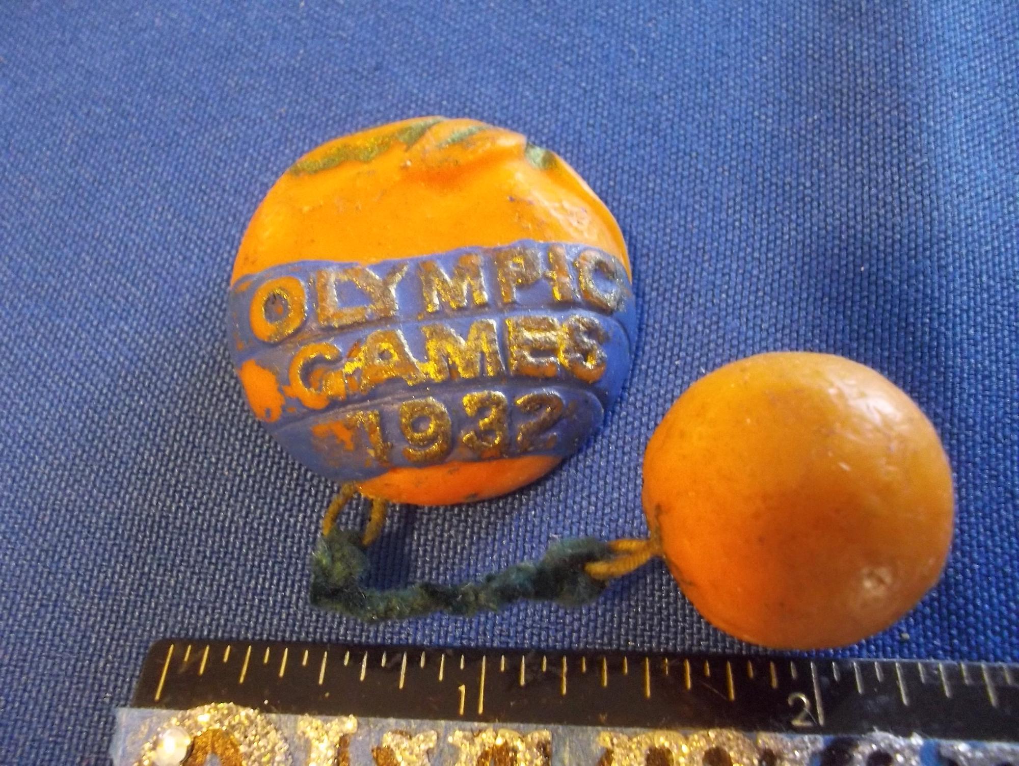 Pincollector: Orange Dangle Pin